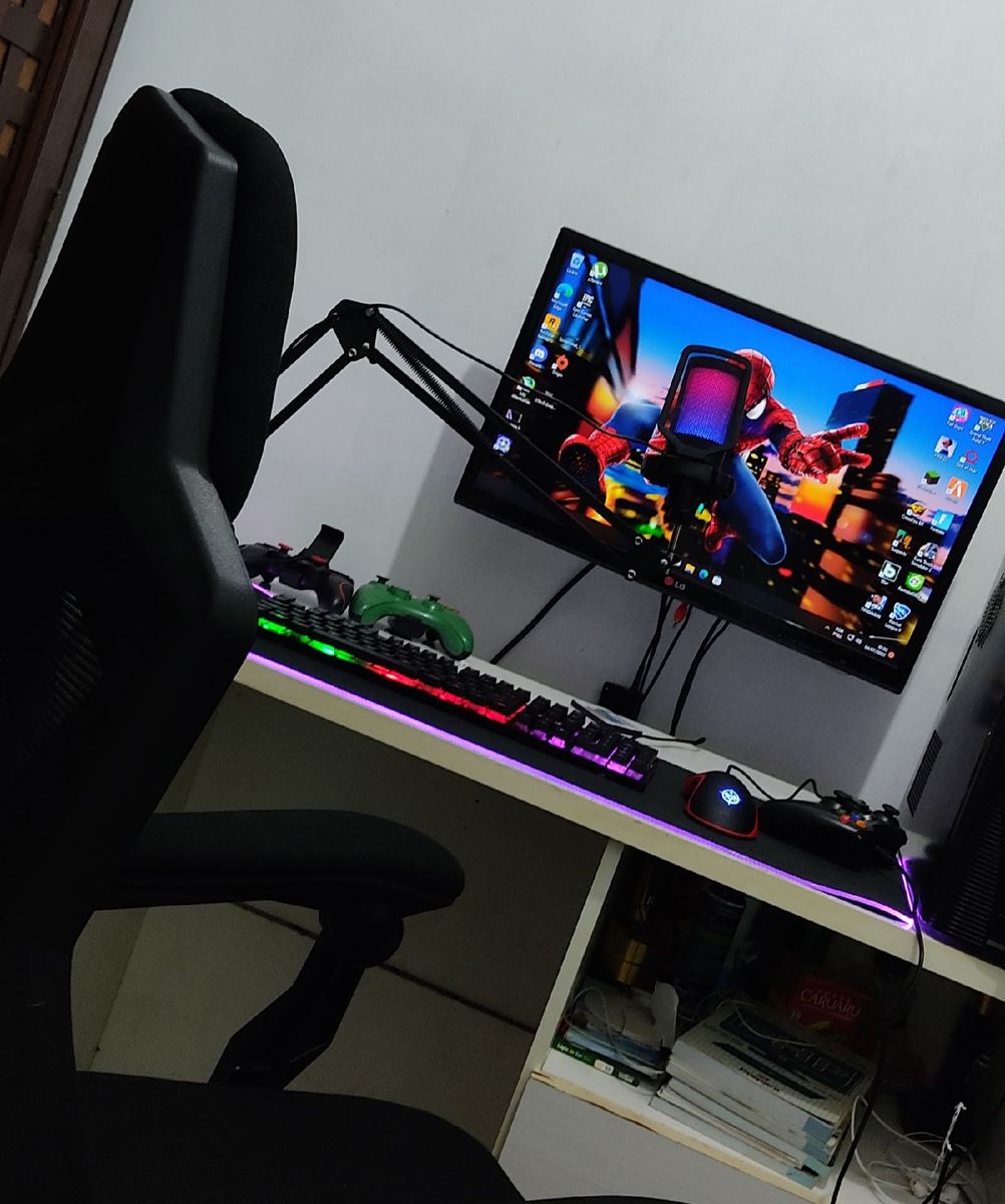 Setup Completo ,cadeira Gamer , Microfone de Mesa ,pc , Mouse Teclado ...