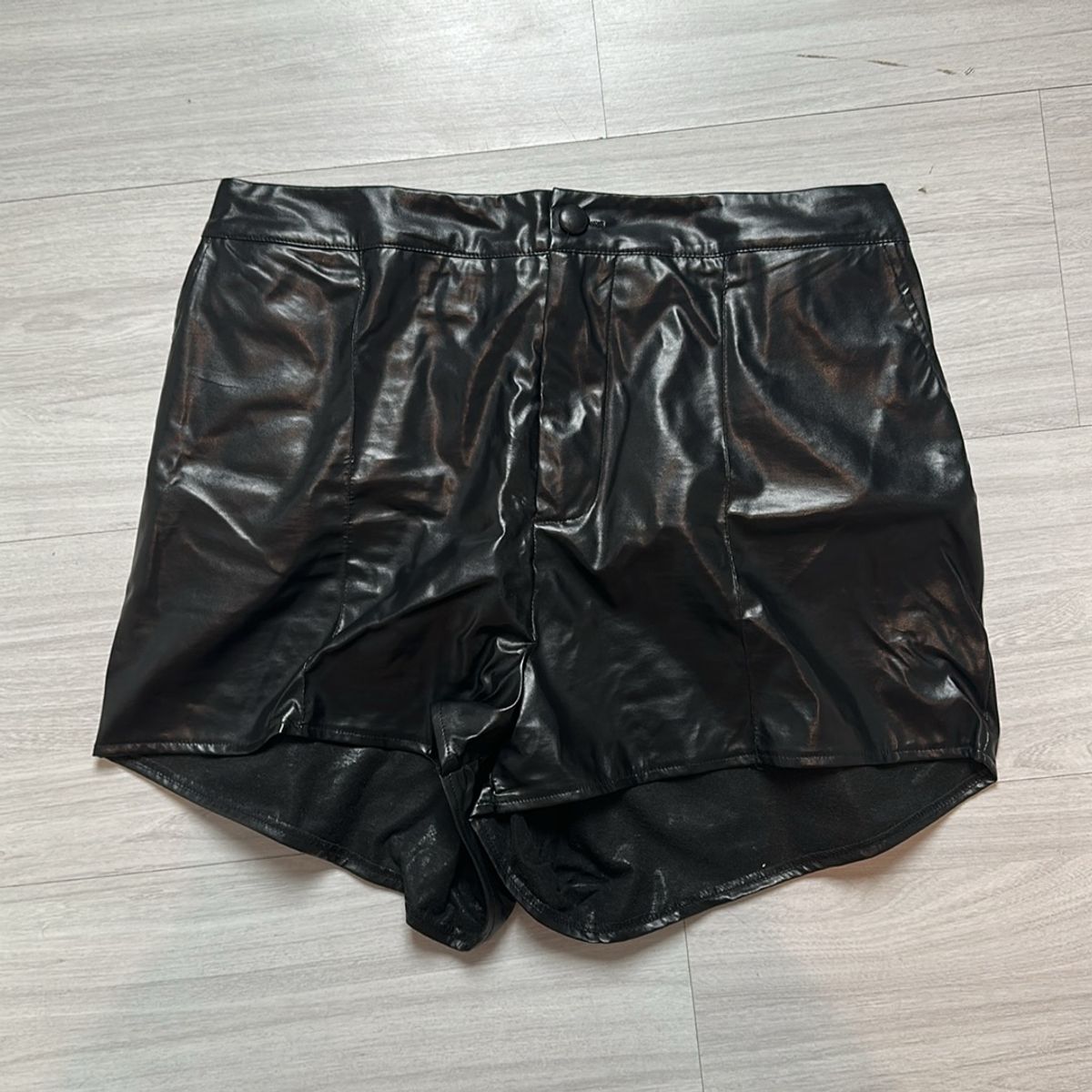 Short Couro Fake Preto Plus Size | Shorts Feminino Shein Usado ...