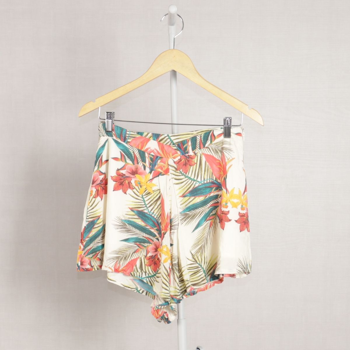Shorts Bege Floral Zimpy | Shorts Feminino Zimpy Usado 86000243 | enjoei