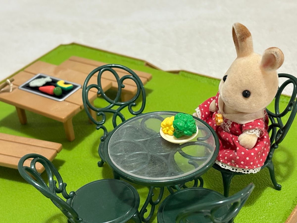Sylvanian Families Conjunto de Churrasco Familiar + Conjunto Mesa e Cadeiras Ornamentais ...