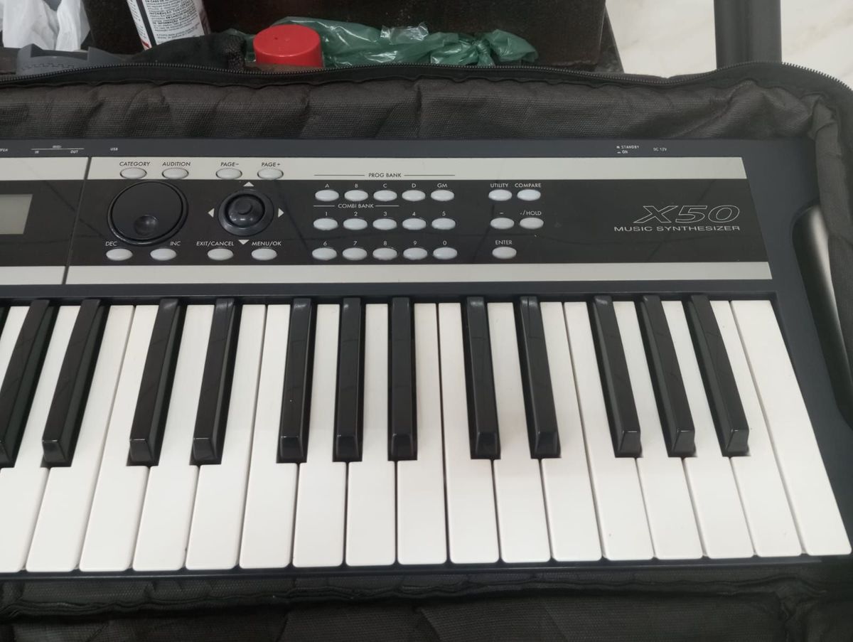 Teclado Korg X50, Novo, Revisado sem Nem Um Detalhe Acompanha Mesinha ...