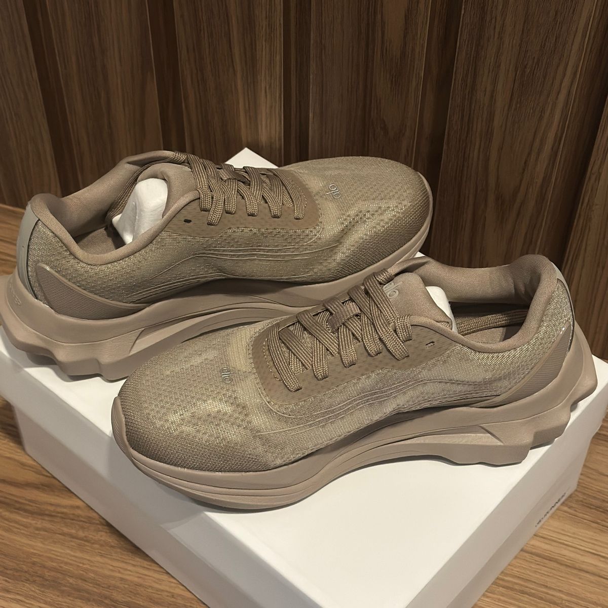 Tênis Alo Yoga Alo Runner - Cor: Gravel Bege - Tamanho 35 e 41 | Tênis ...