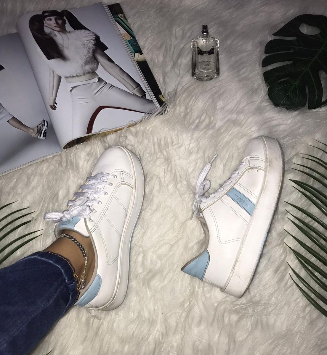 Tênis Cano Curto Casual Branco com Azul Feminino, Marca Via Marte ...