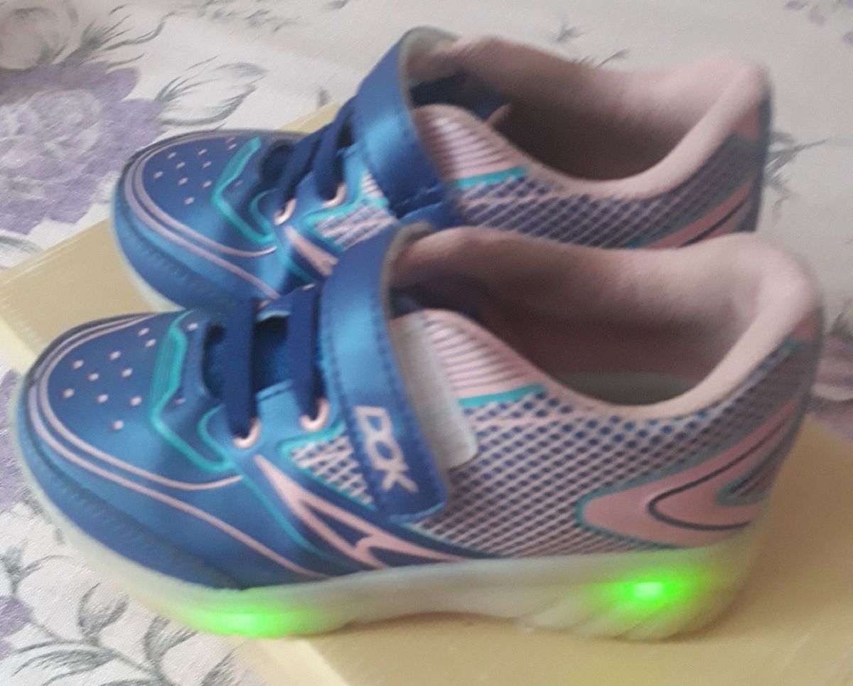 Tênis com Rodinhas Que Acende | Calçado Infantil para Meninas Dok Usado ...
