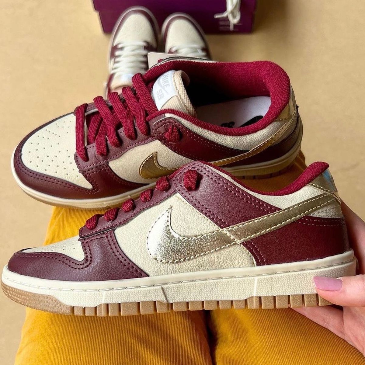 Tênis Dunk Low Tam 34 Bordô/dourado Envio Imediato + Brinde Exclusivo ...