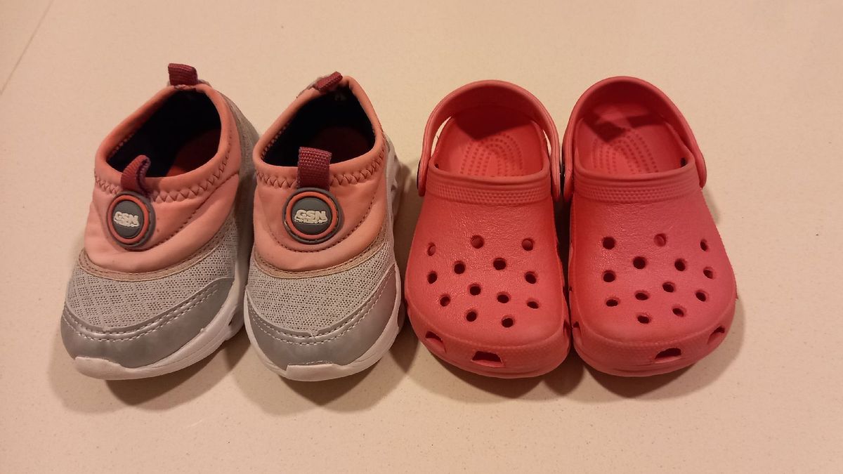 Tenis e Crocs | Calçado Infantil para Meninas Crocs E Gsn Usado ...