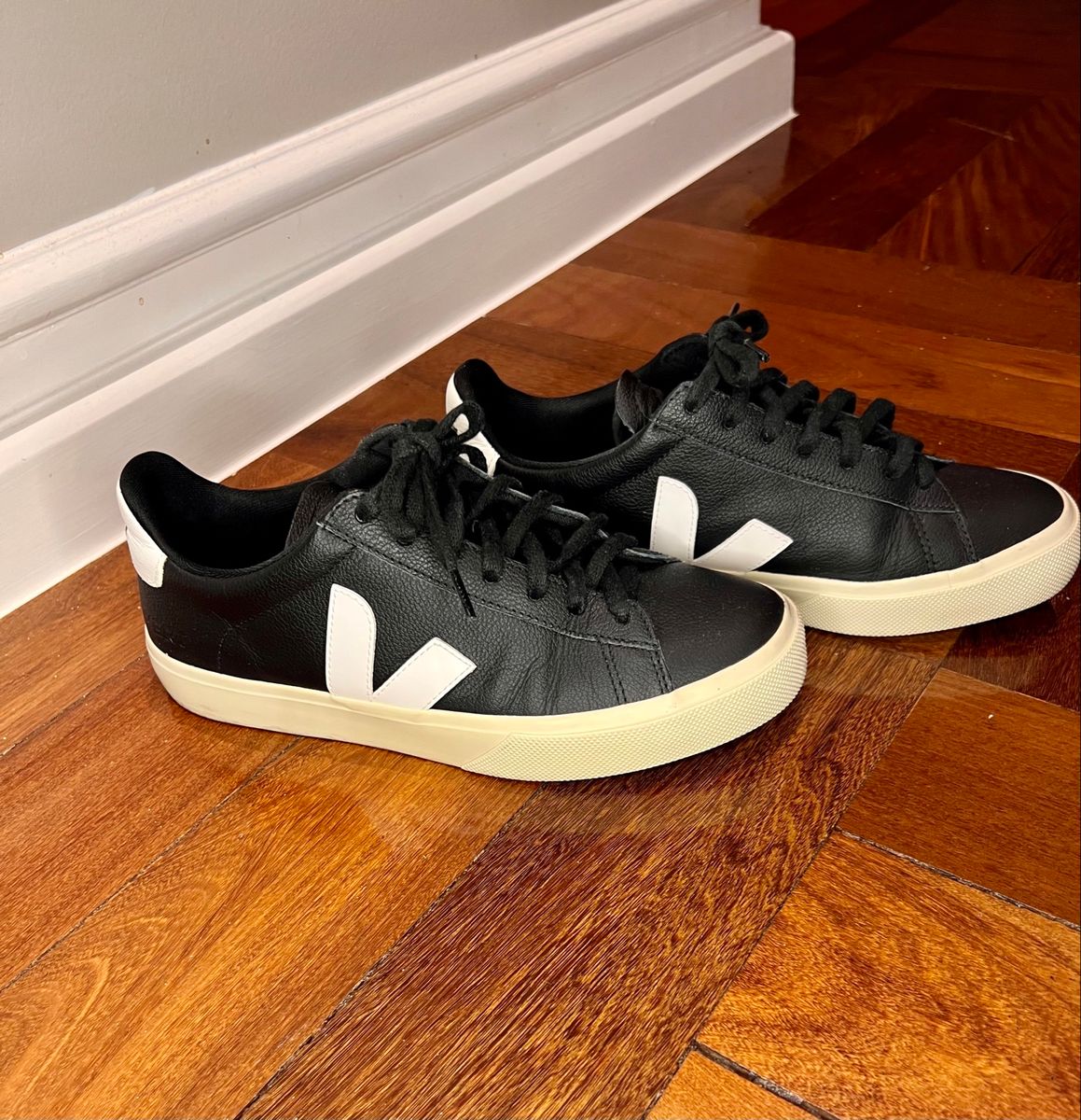 Tenis Vert Couro Preto V Branco 38 | Tênis Feminino Vert Shoes Usado ...