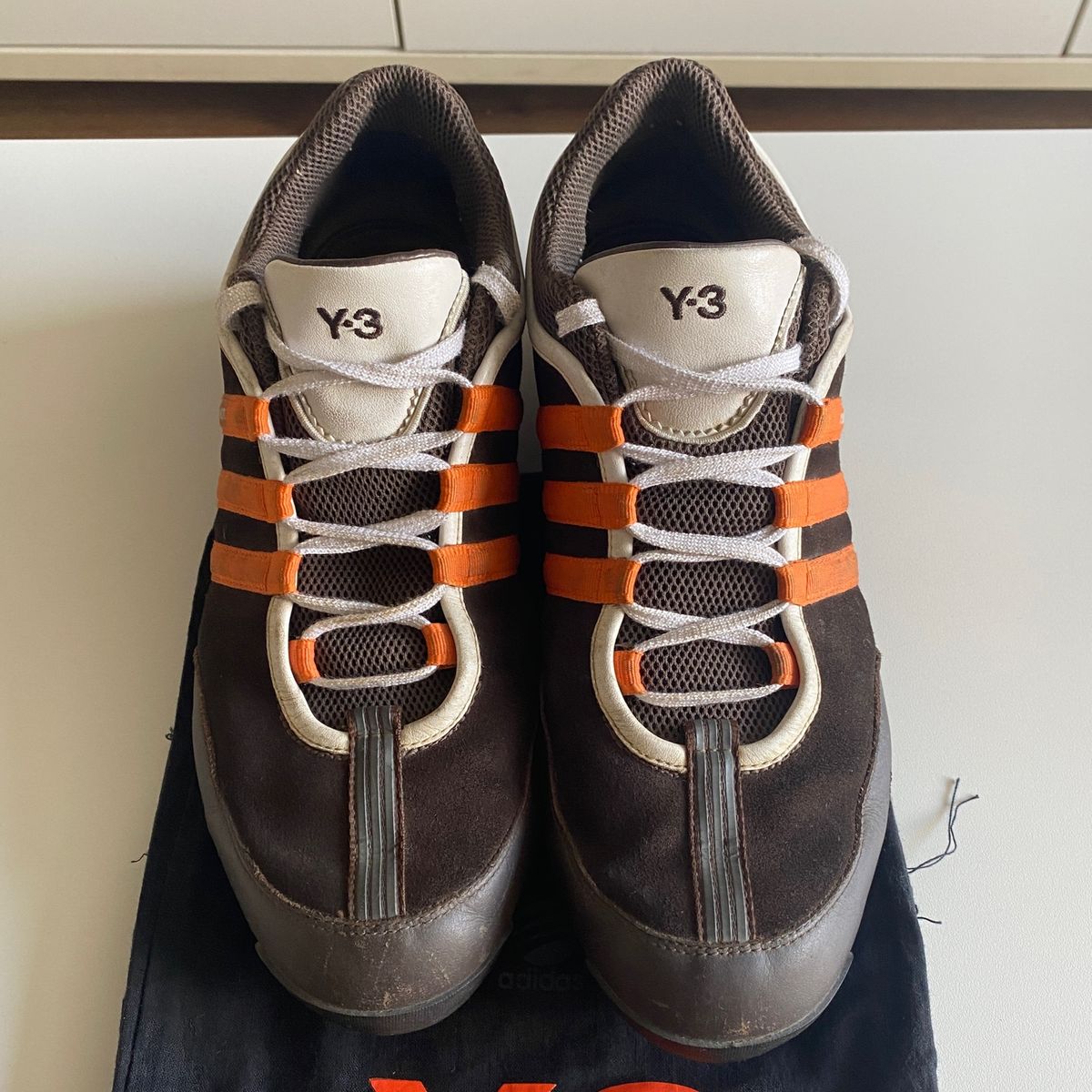 Tênis Y-3 Yohi Yamamoto Masculino, Camurça Marrom, Detalhes em Laranja ...