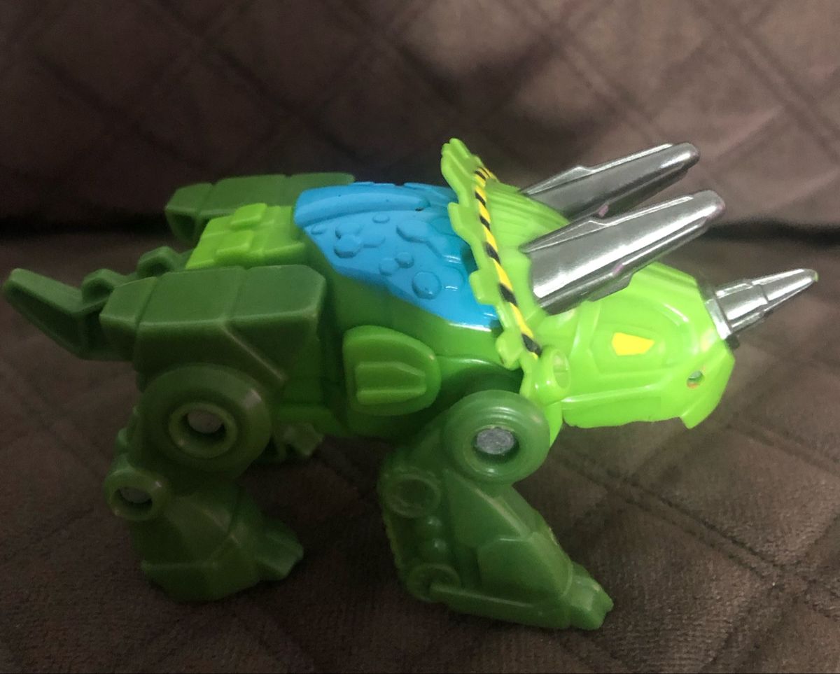 Triceratops Verde Transformers | Brinquedo Usado 72209016 | enjoei