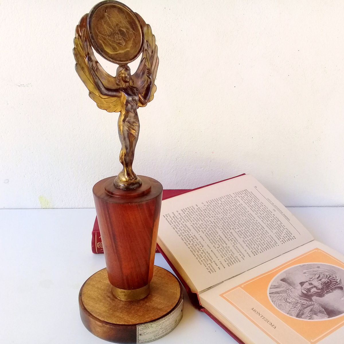 Trofeu Antigo com Base de Madeira. | Produto Vintage e Retro Usado ...