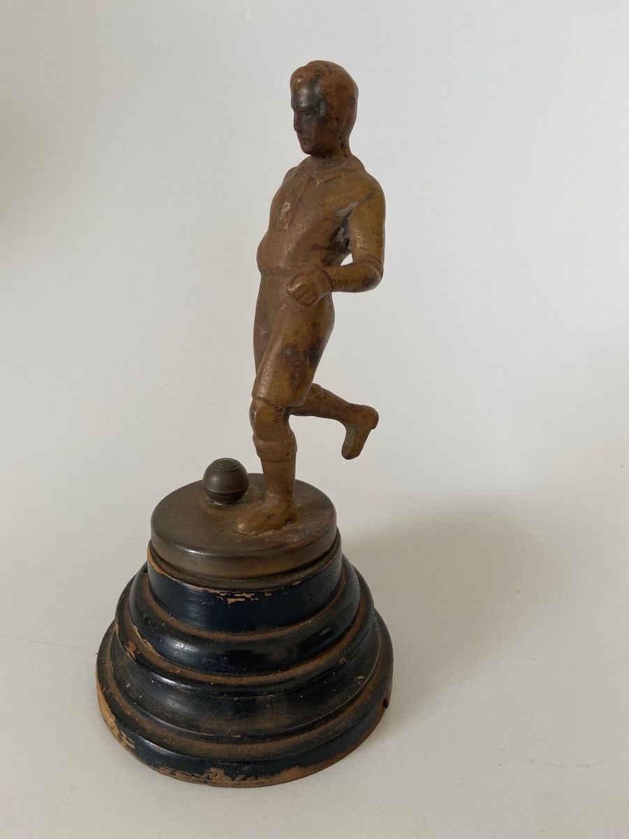 Troféu Antigo de Bronze com Base de Madeira | Móvel de Antiquário Usado ...
