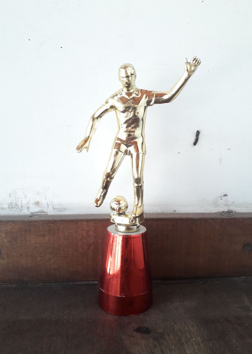 Troféu Dourado com Base Vermelha | Item p/ Esporte e Outdoor Usado ...