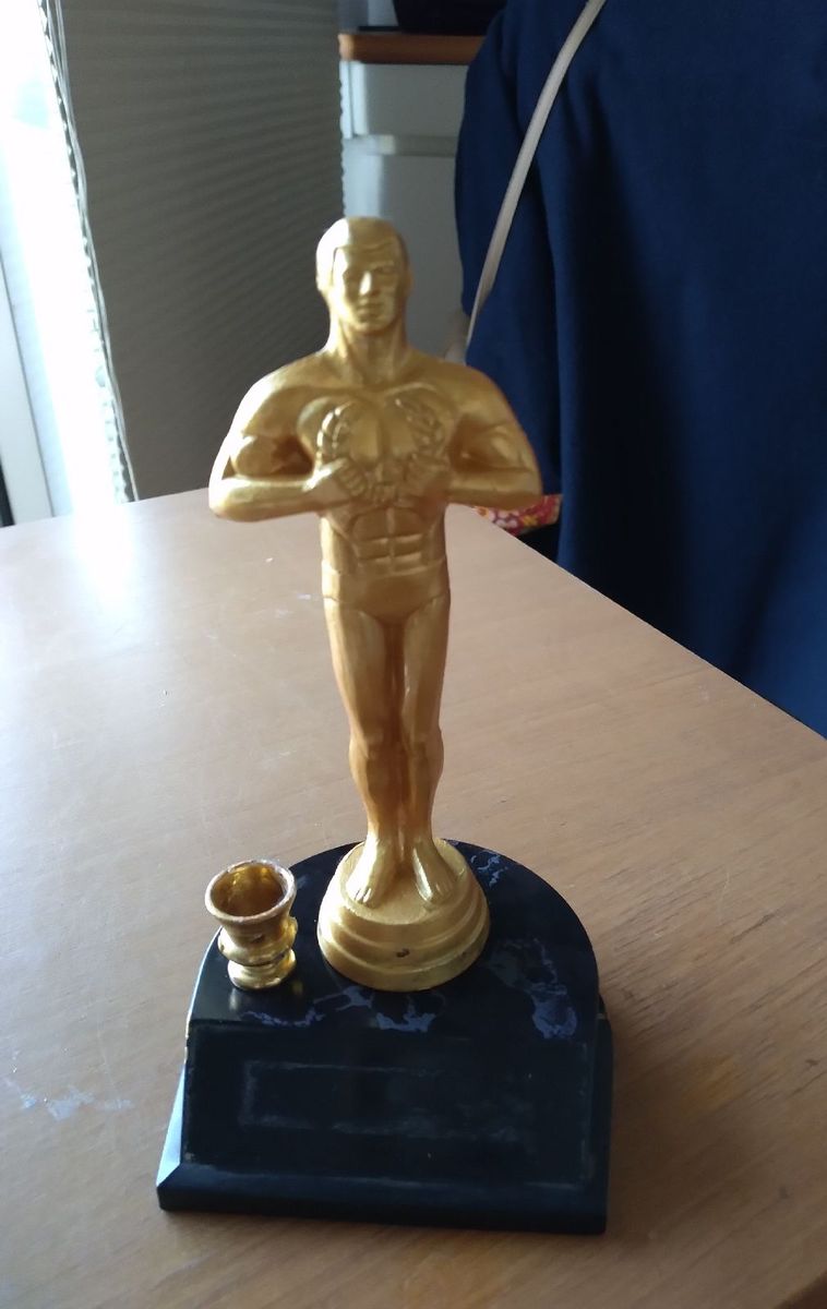 Troféu Dourado em Plástico Pedestal Preto | Cacareco Prego Usado ...