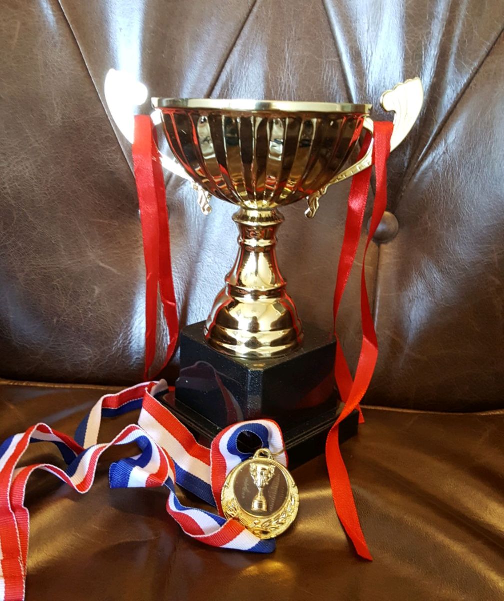 Troféu e 25 Medalhas Na Cor Dourada | Item p/ Esporte e Outdoor Nunca ...