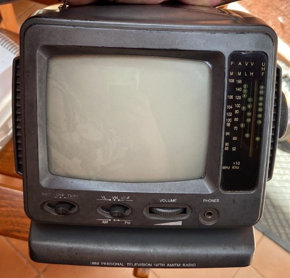 Tv de 5 Polegadas,preto e Branco, com Rádio | TV e Display Cougar Usado ...