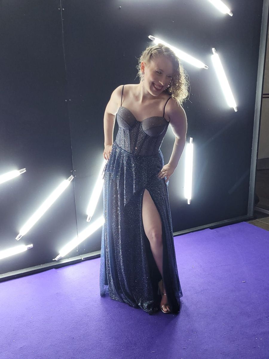 Vestido de Festa de Formatura Roxo Brilhante Longo com Fenda em Modelo ...