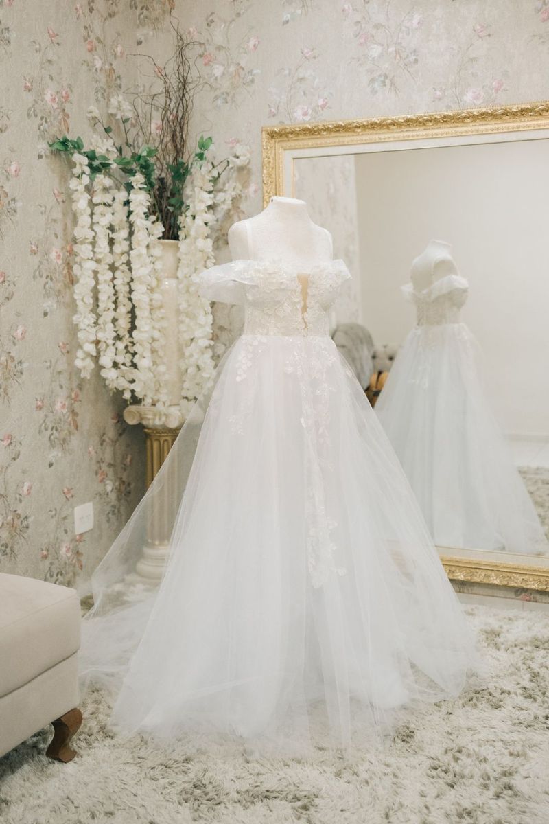 Vestido de Noiva, Corpo com Corpete, Bojo, com Manga Removível, Bordado ...