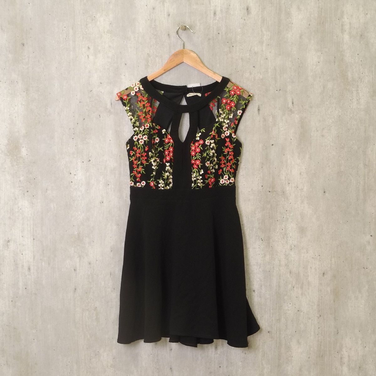 Vestido Preto Bordado Bela Musa | Vestido Feminino Bela Musa Usado ...