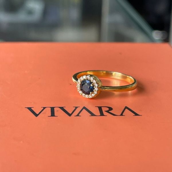 Vivara Anel em Ouro Amarelo 18k, com Safira Azul Central Envolta por 16 ...